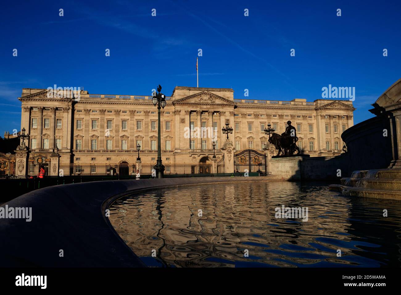 The east front of buckingham palace hi-res stock photography and images ...