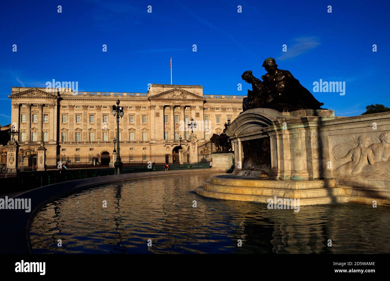 The east front of buckingham palace hi-res stock photography and images ...