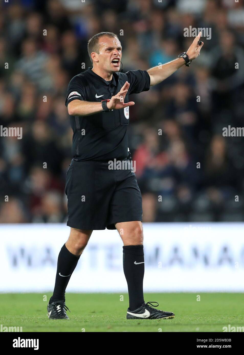 Referee geoff eltringham hi-res stock photography and images - Alamy