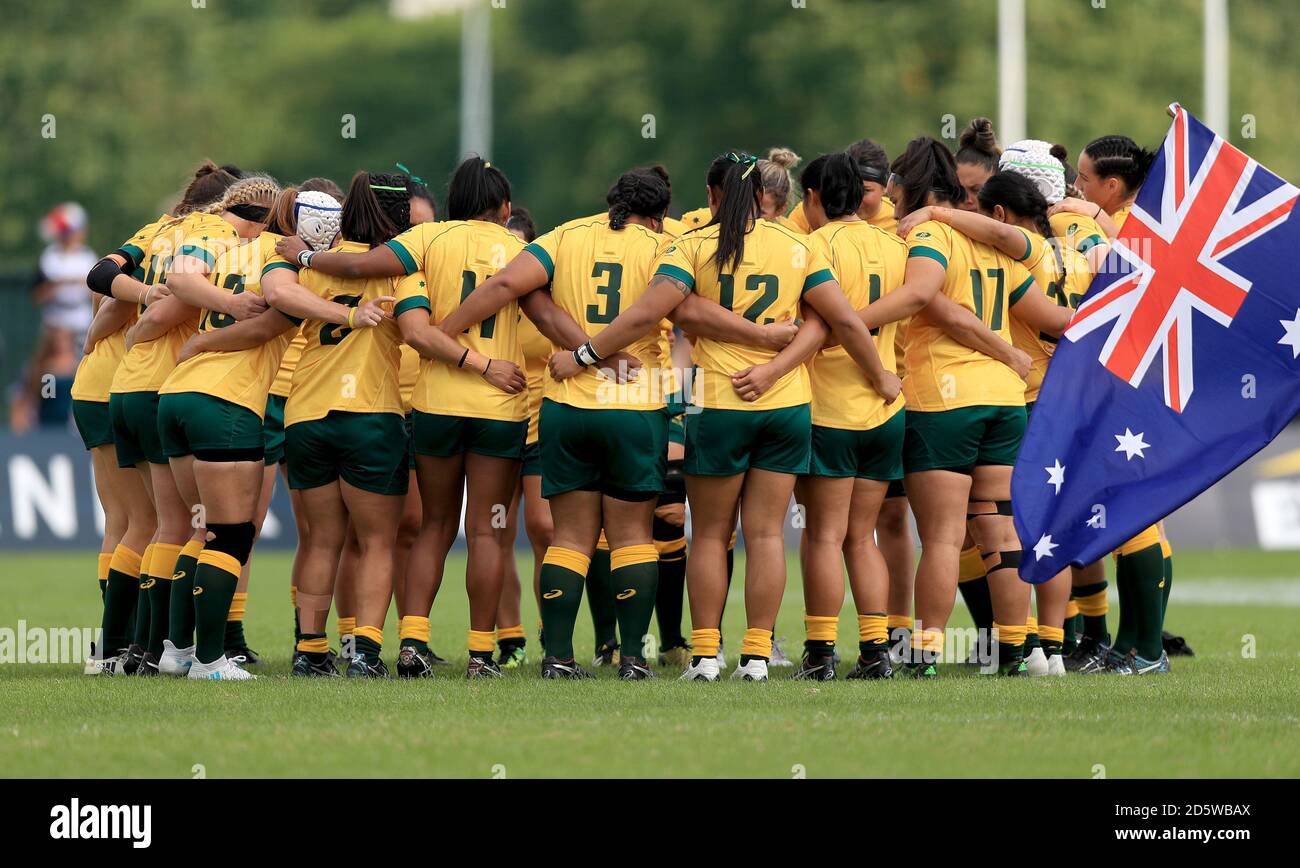 Australia team huddle Stock Photo - Alamy