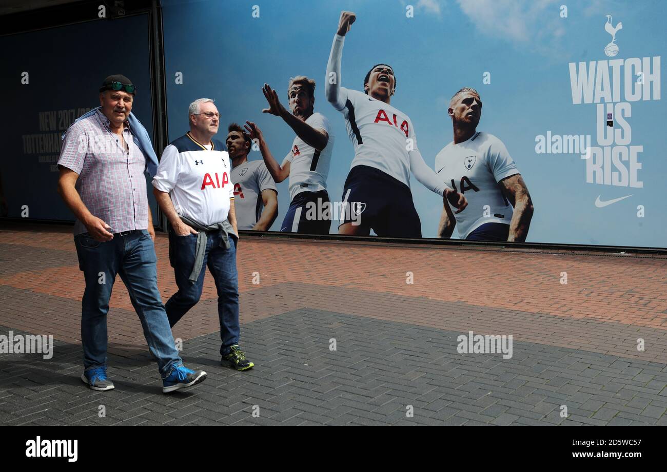 Tottenham hotspur fans outside tottenham hotspur stadium hi-res stock ...