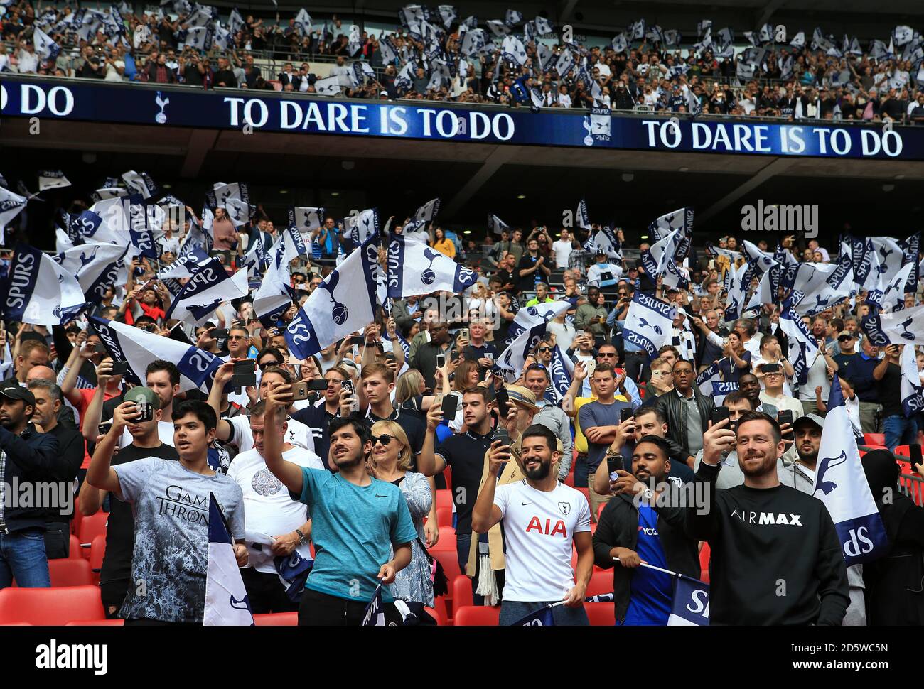 Tottenham hotspur fans in stands hi-res stock photography and images ...