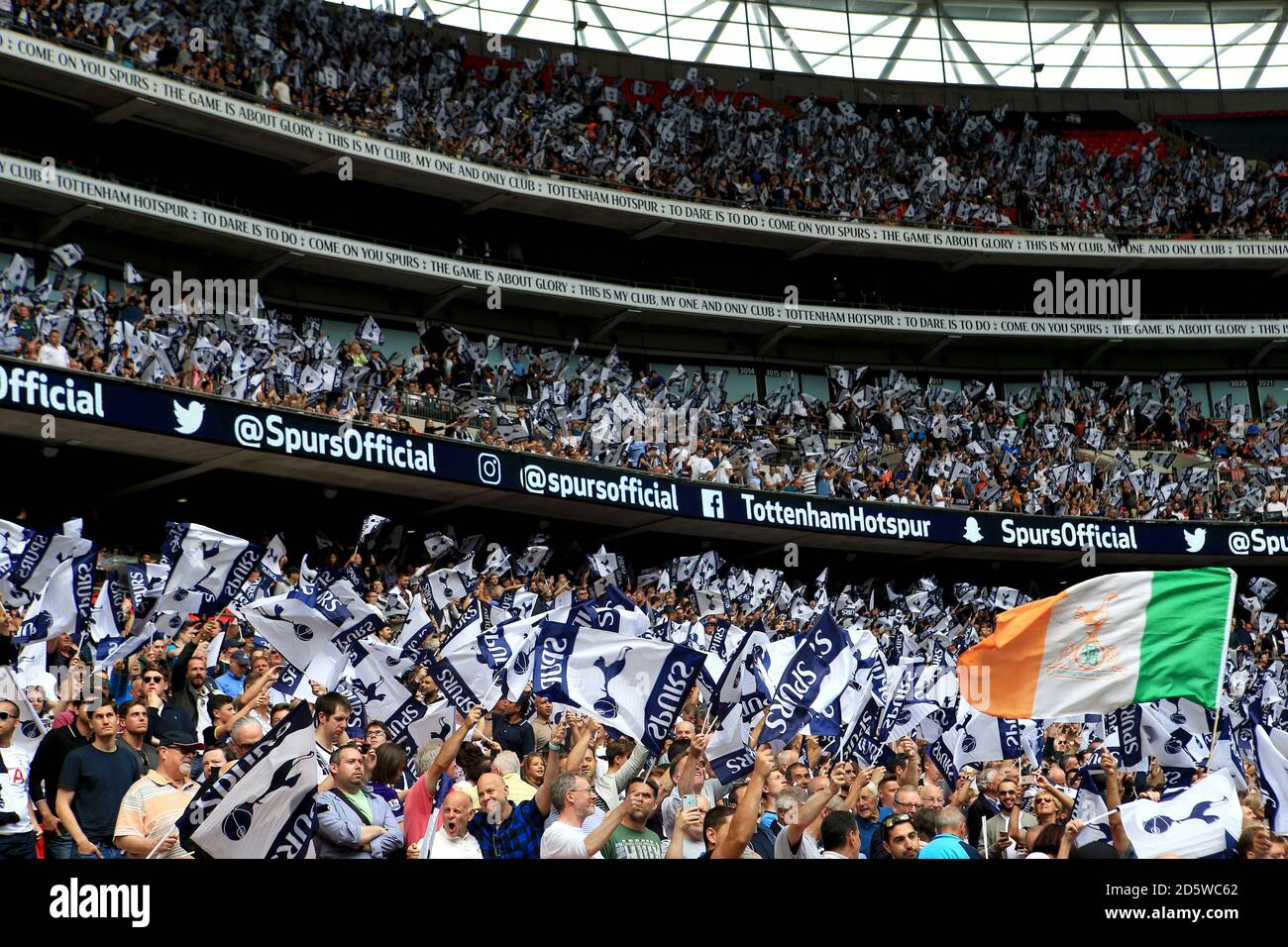 Tottenham hotspur fans in stands hi-res stock photography and images ...