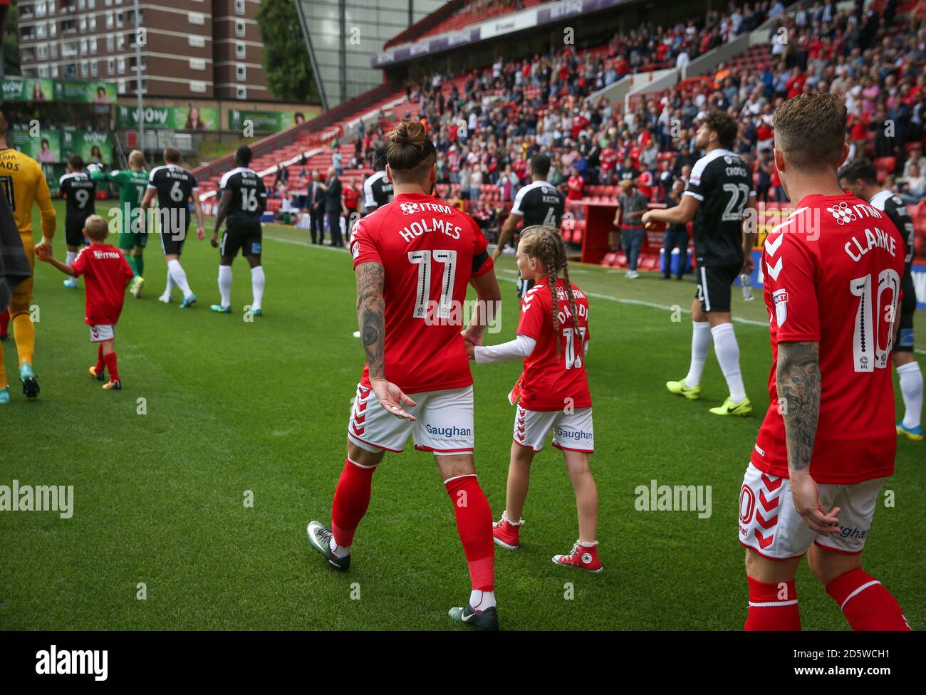 Charlton Athletic's Ricky Holmes with his daughter as match day mascot ...