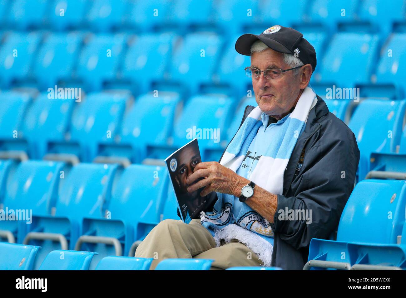 Manchester city football programme hi-res stock photography and images ...