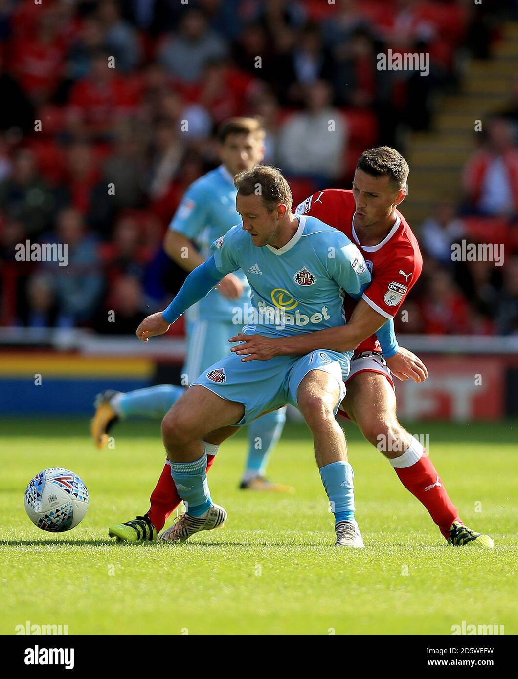 Barnsley's Matty Pearson (Right) and Sunderland's Aiden McGeady battle for the ball Stock Photo ...