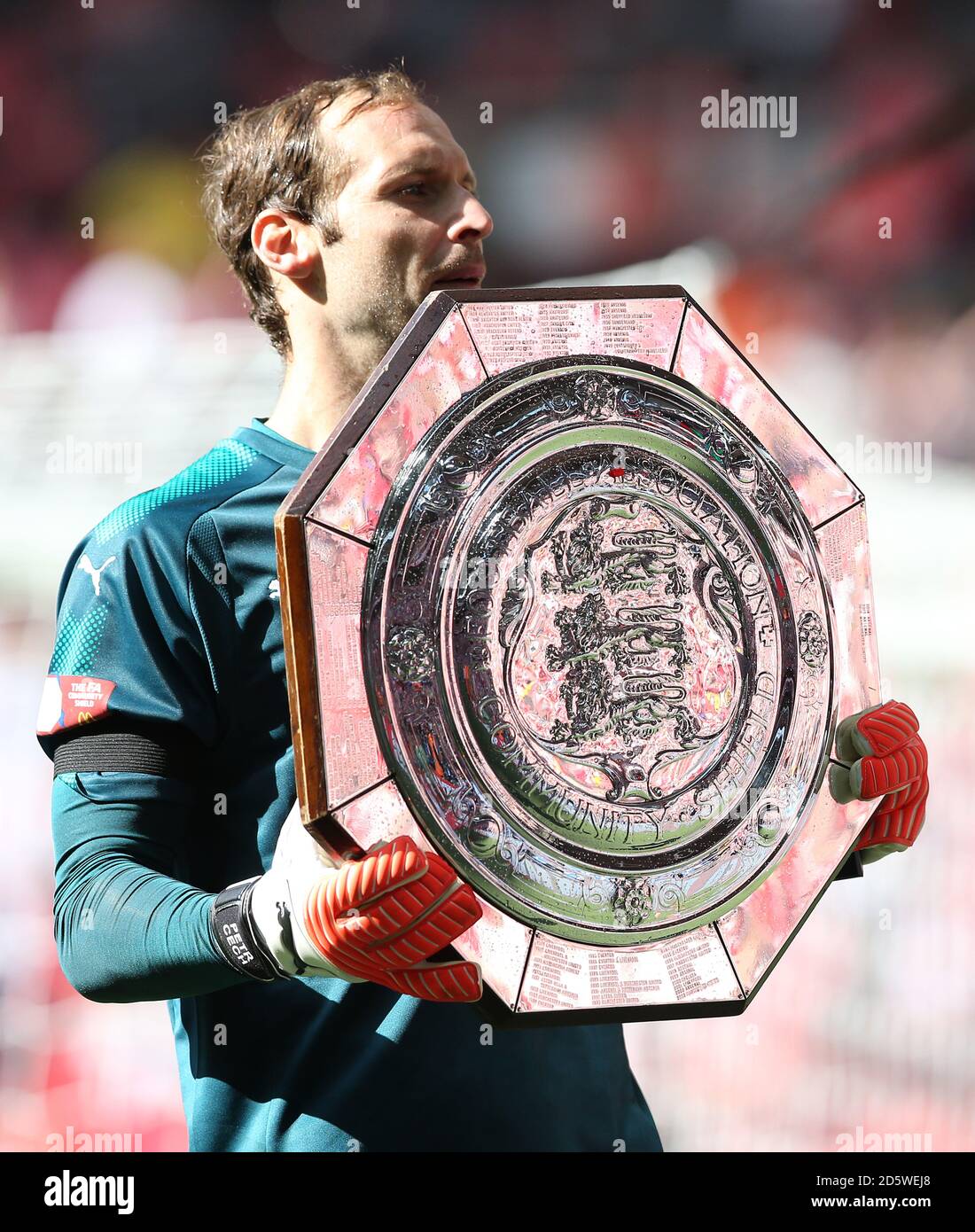 Arsenal goalkeeper Petr Cech with the trophy after the game Stock Photo ...