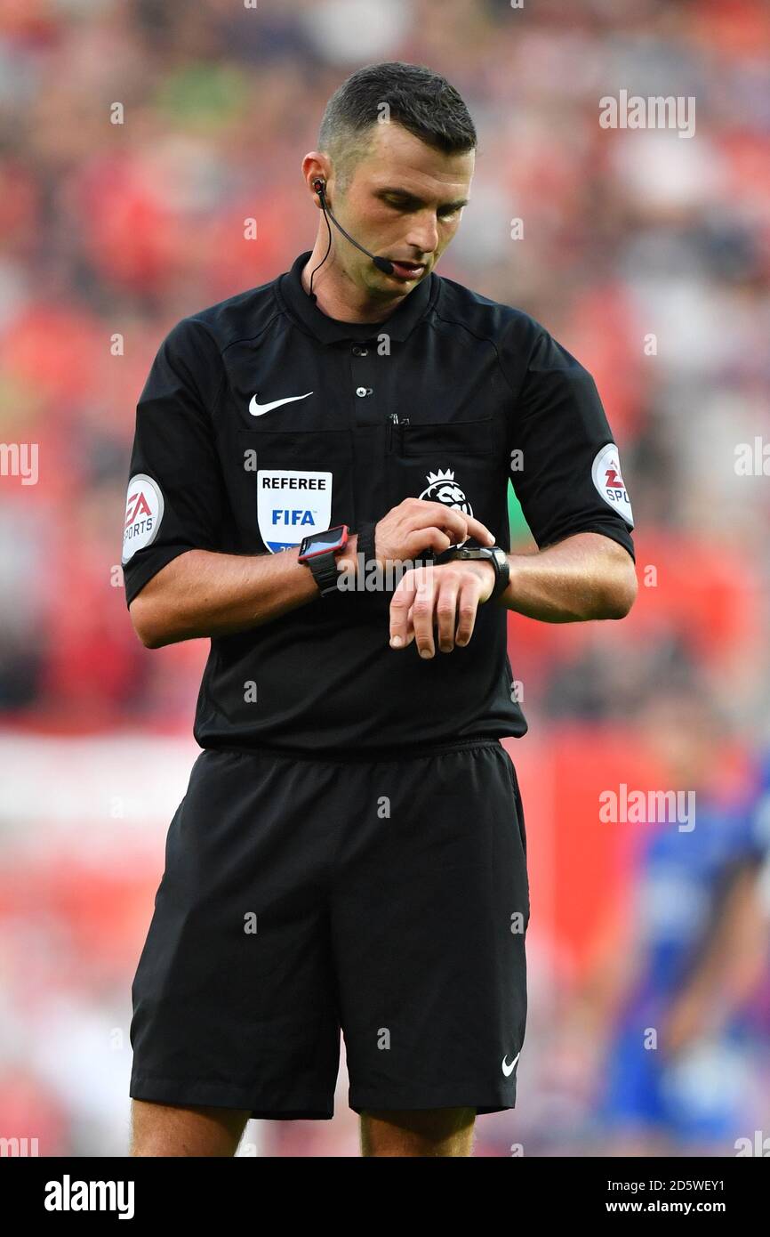 Referee Michael Oliver Stock Photo - Alamy