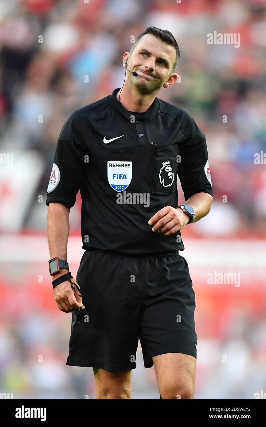 Referee Michael Oliver Stock Photo - Alamy