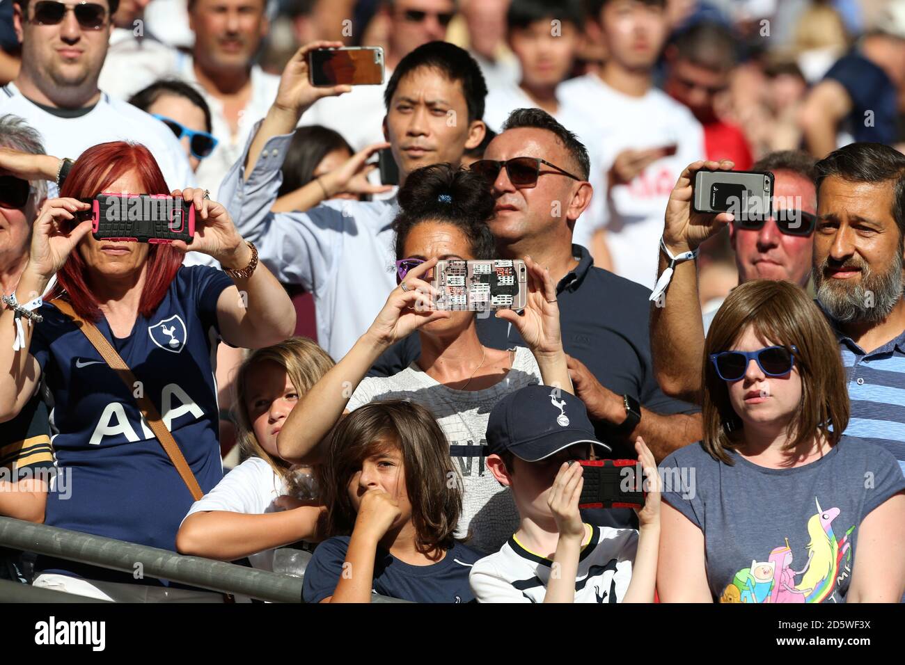 Tottenham hotspur mobile hi-res stock photography and images - Alamy