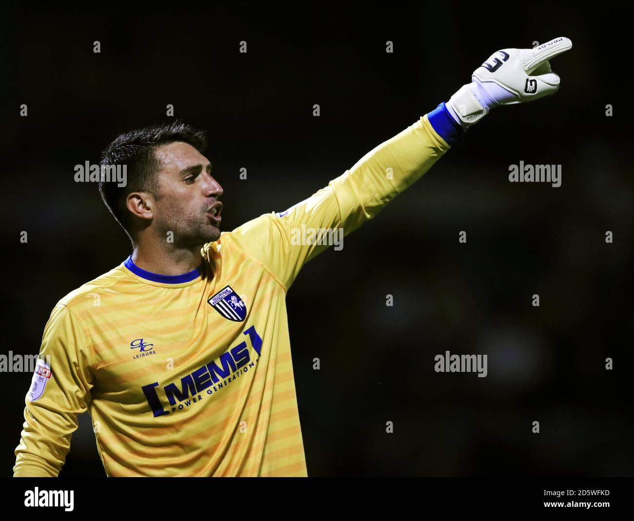 Gillingham goalkeeper Steve Arnold Stock Photo - Alamy