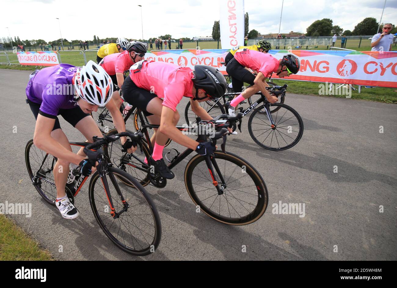 Cycling finish hi-res stock photography and images - Alamy