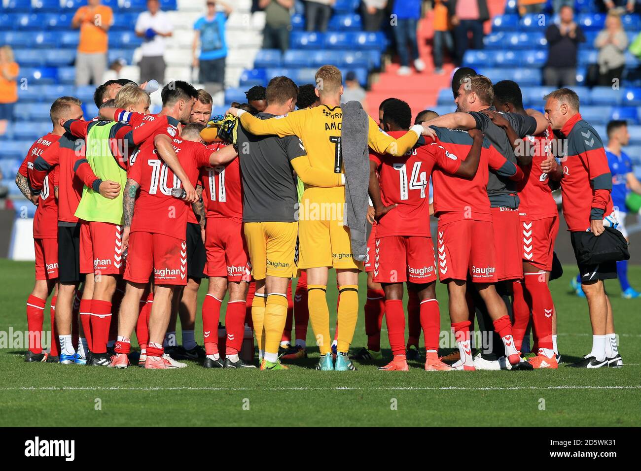 The Charlton Athletic squad celebrate at the final whistle Stock Photo ...