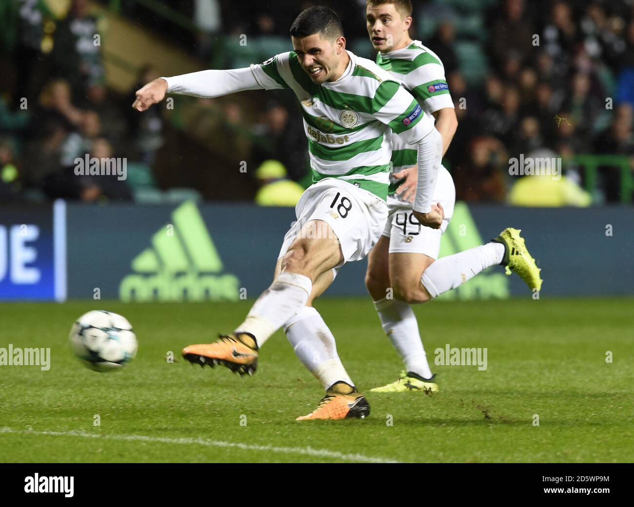 Celtic's Tomas Rogic shoots for goal Stock Photo - Alamy
