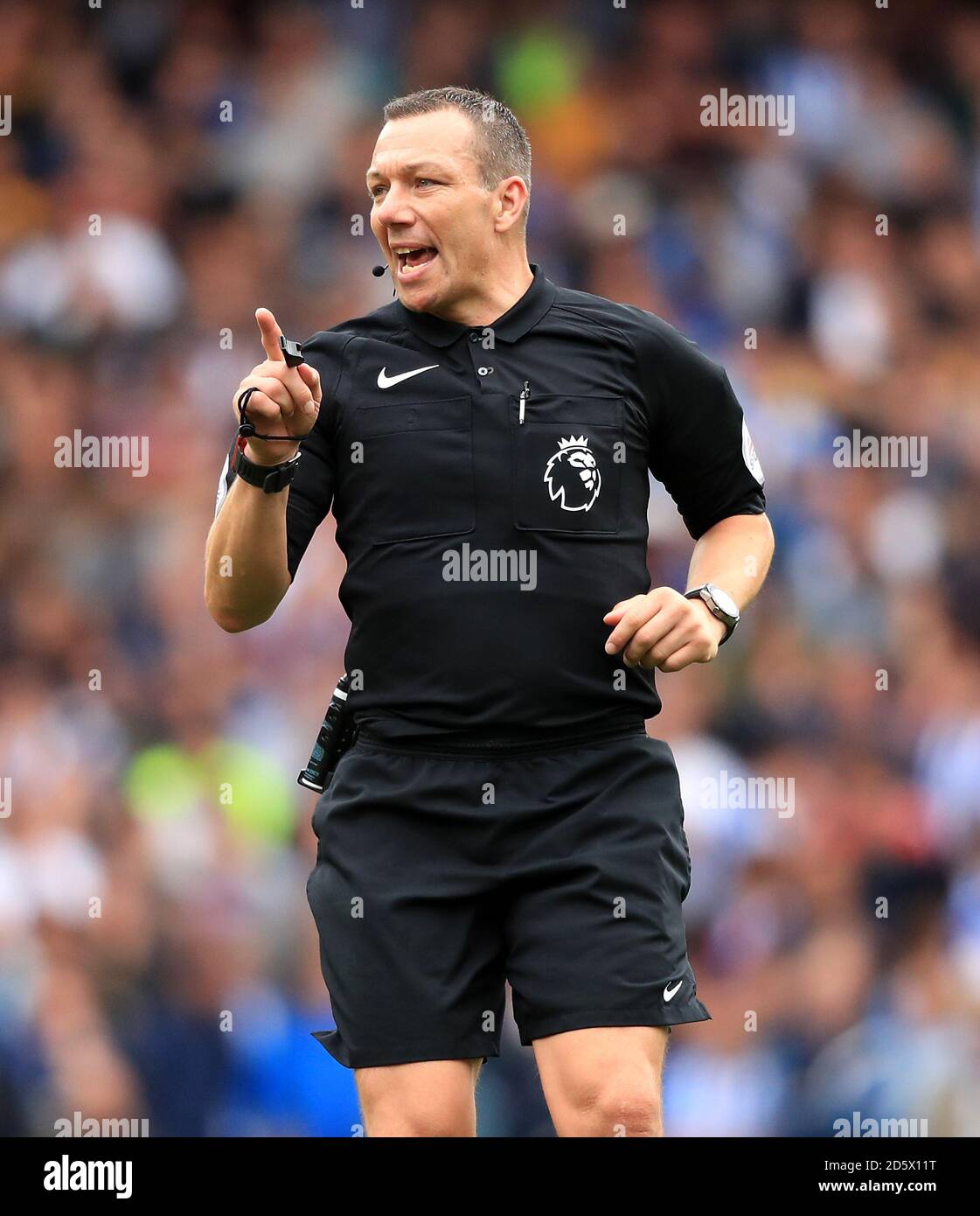 Match referee kevin friend hi-res stock photography and images - Alamy