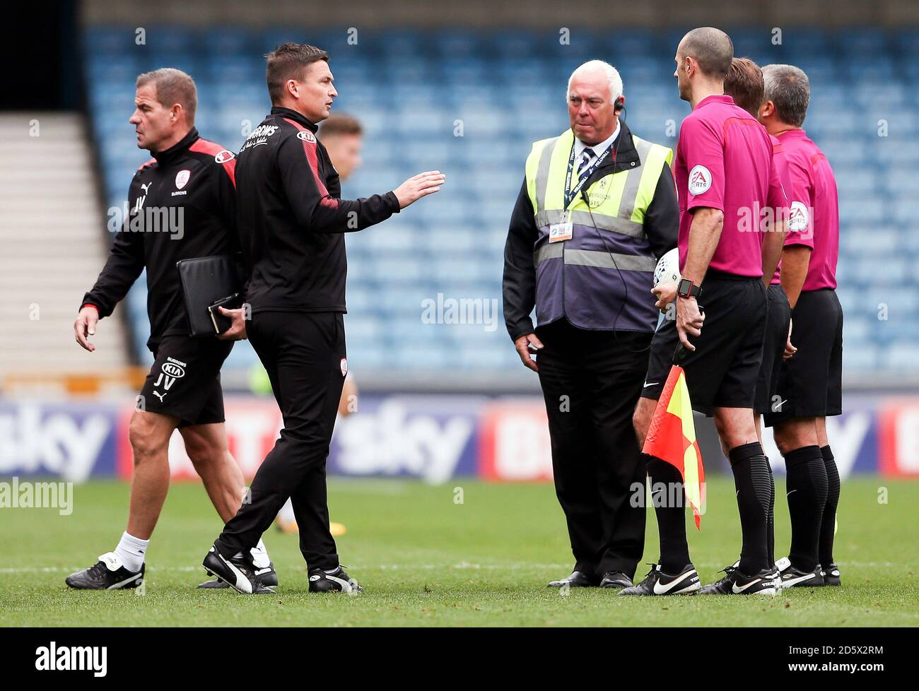 Barnsley manager Paul Heckingbottom speaks with referee, Oliver ...