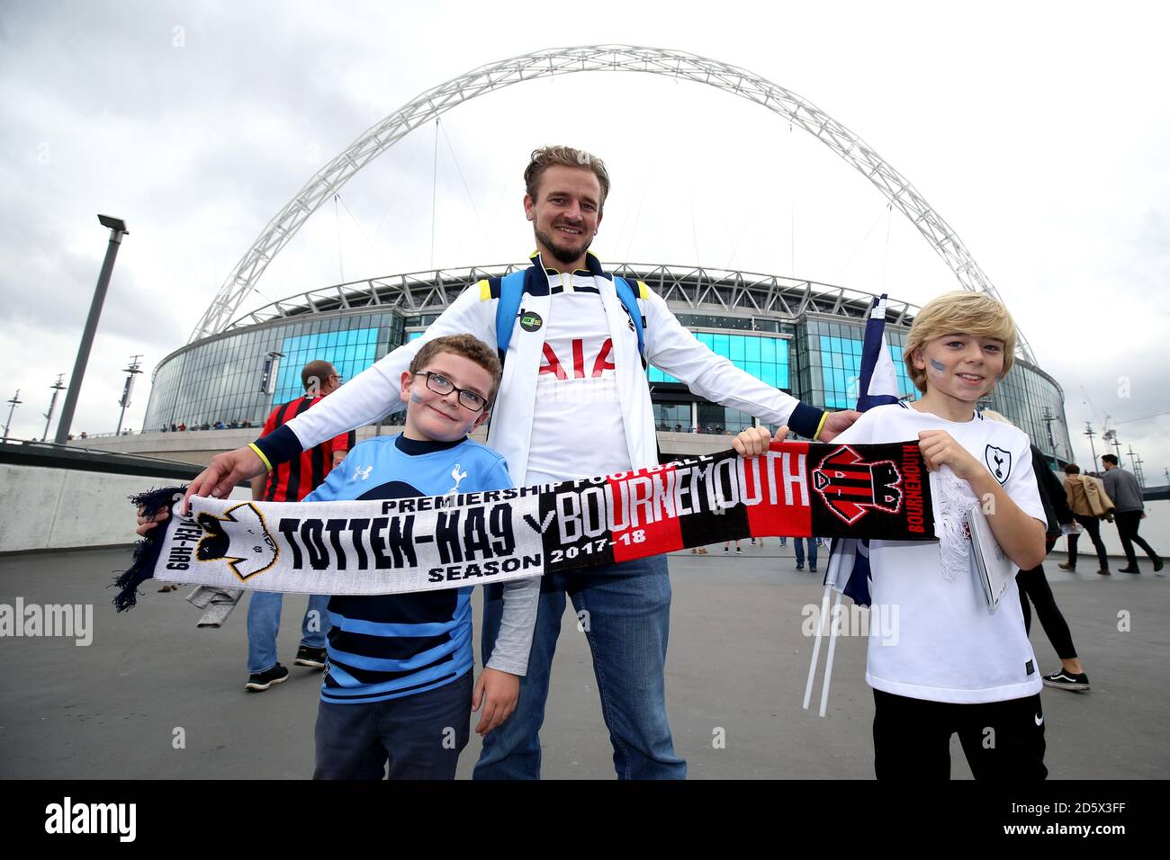 Tottenham hotspur scarf hi-res stock photography and images - Alamy