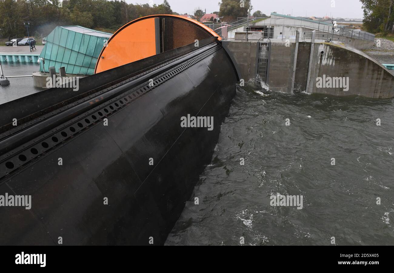 Heavy barrage hi-res stock photography and images - Alamy