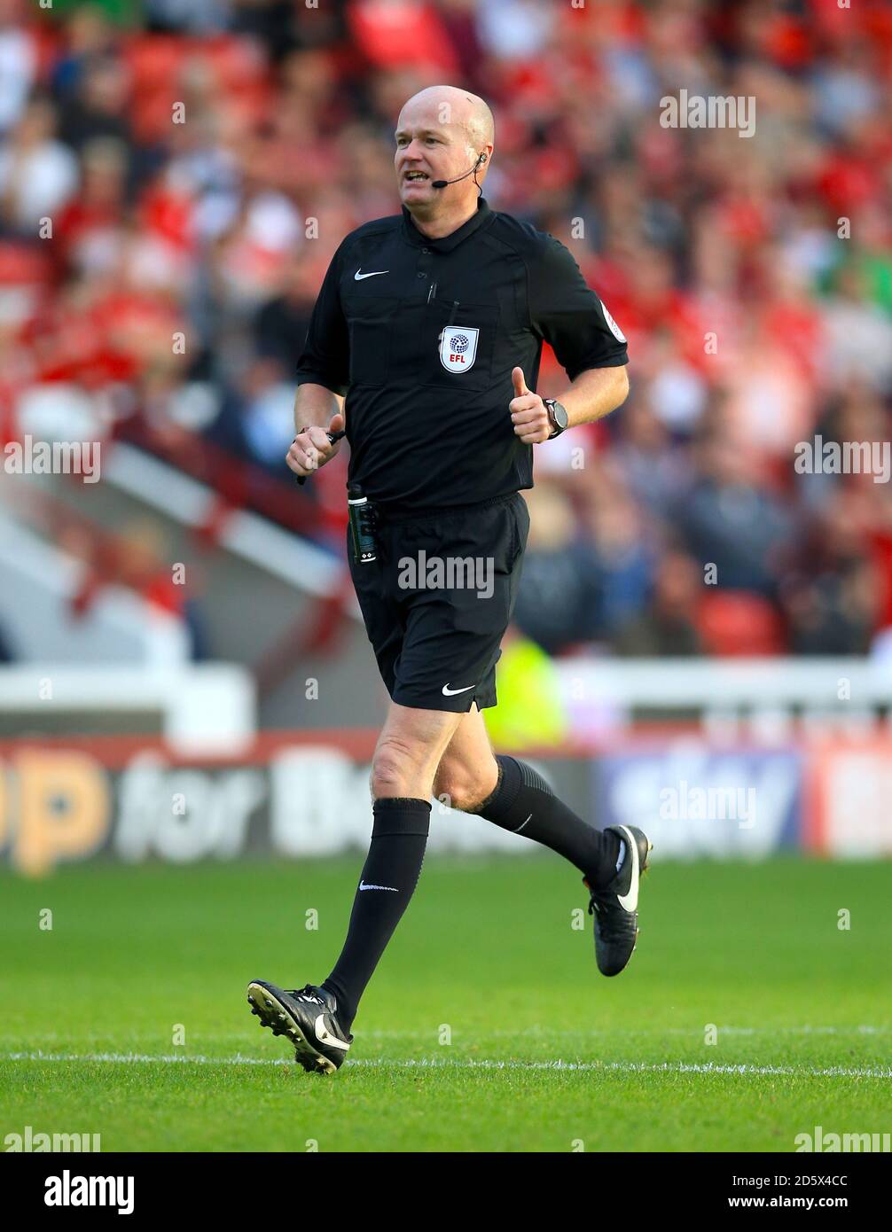 Referee Lee Mason Stock Photo - Alamy