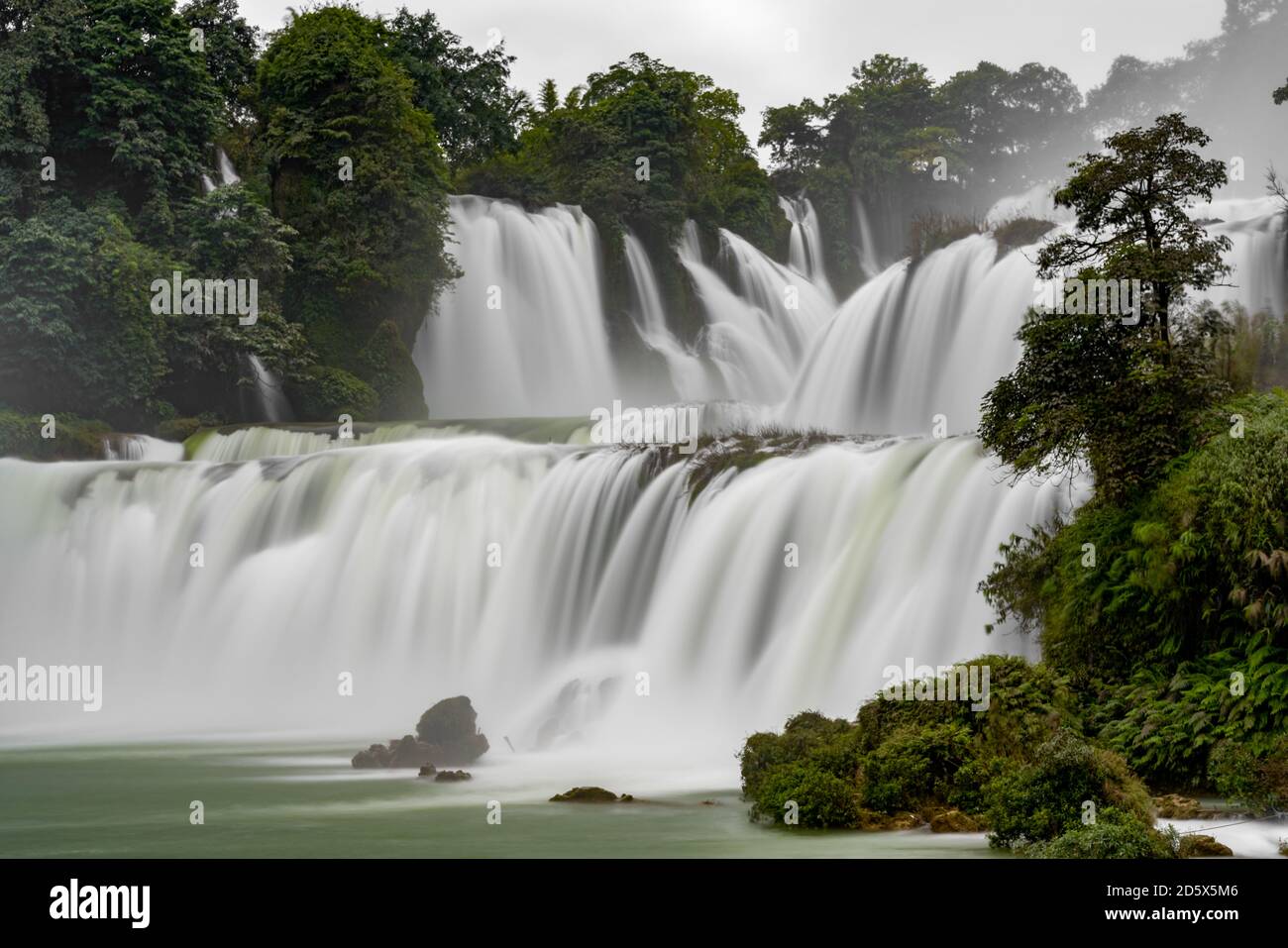 The magnificent scenery of Detian Transnational Waterfall in Guangxi ...