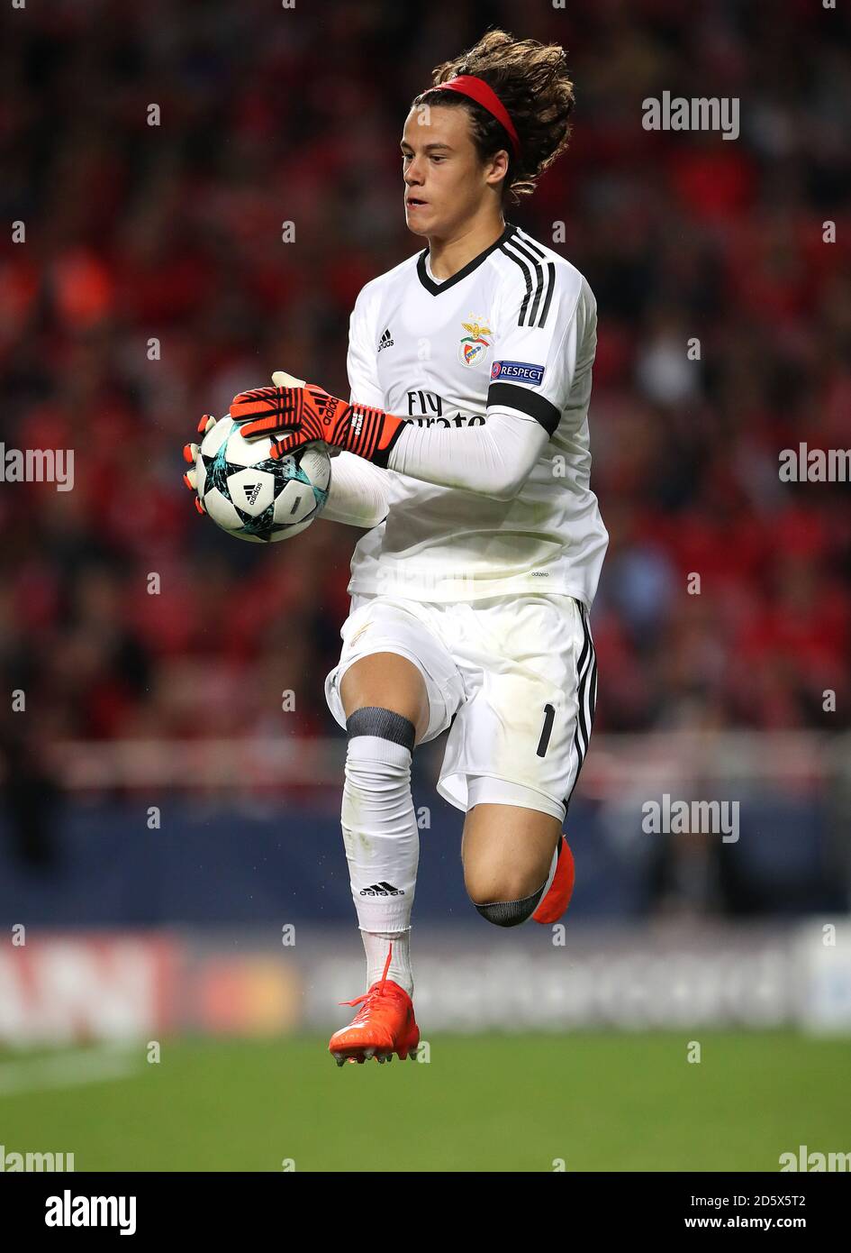 Benfica goalkeeper Mile Svilar Stock Photo - Alamy Benfica goalkeeper Mile Svilar Stock Photo - Alamy