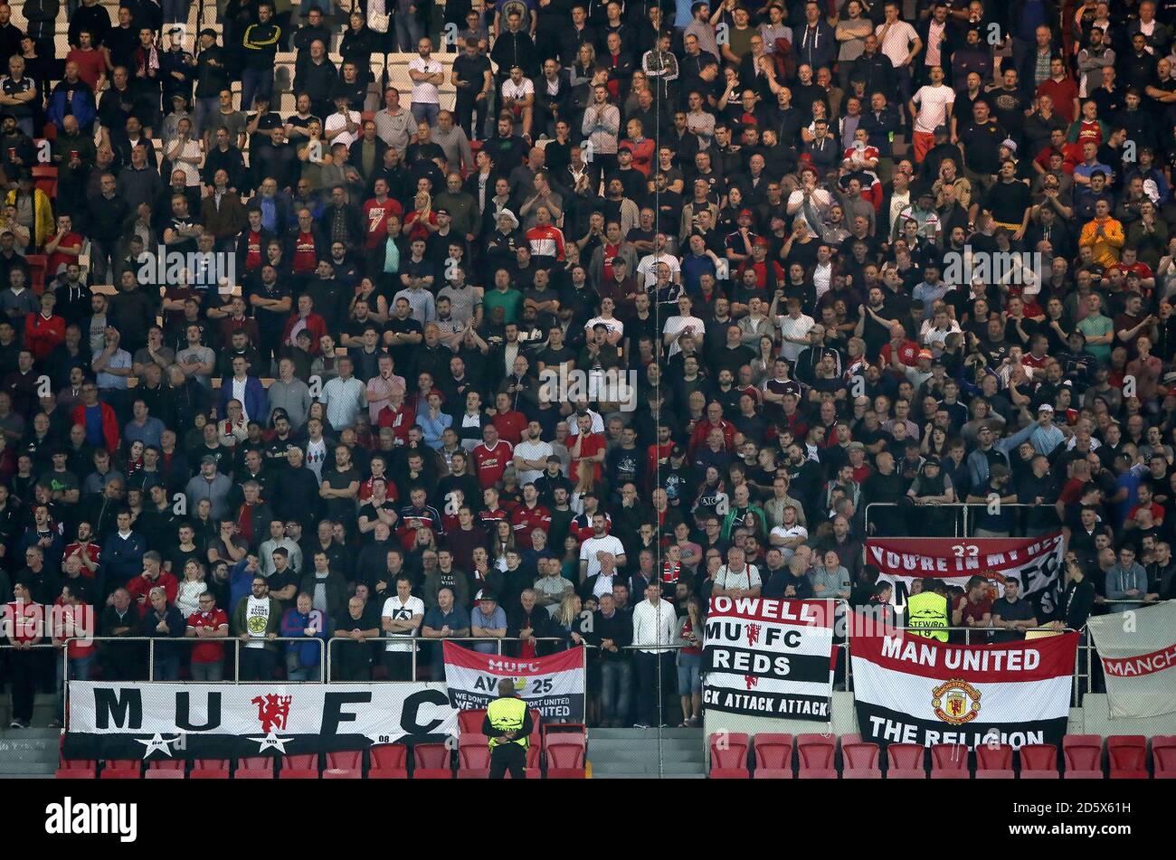 Manchester United fans in the stands Stock Photo - Alamy