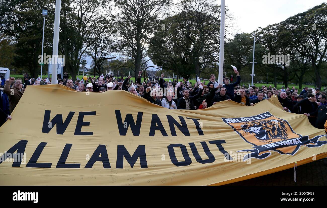 Hull City fans protest 'We want allam Out' Stock Photo - Alamy
