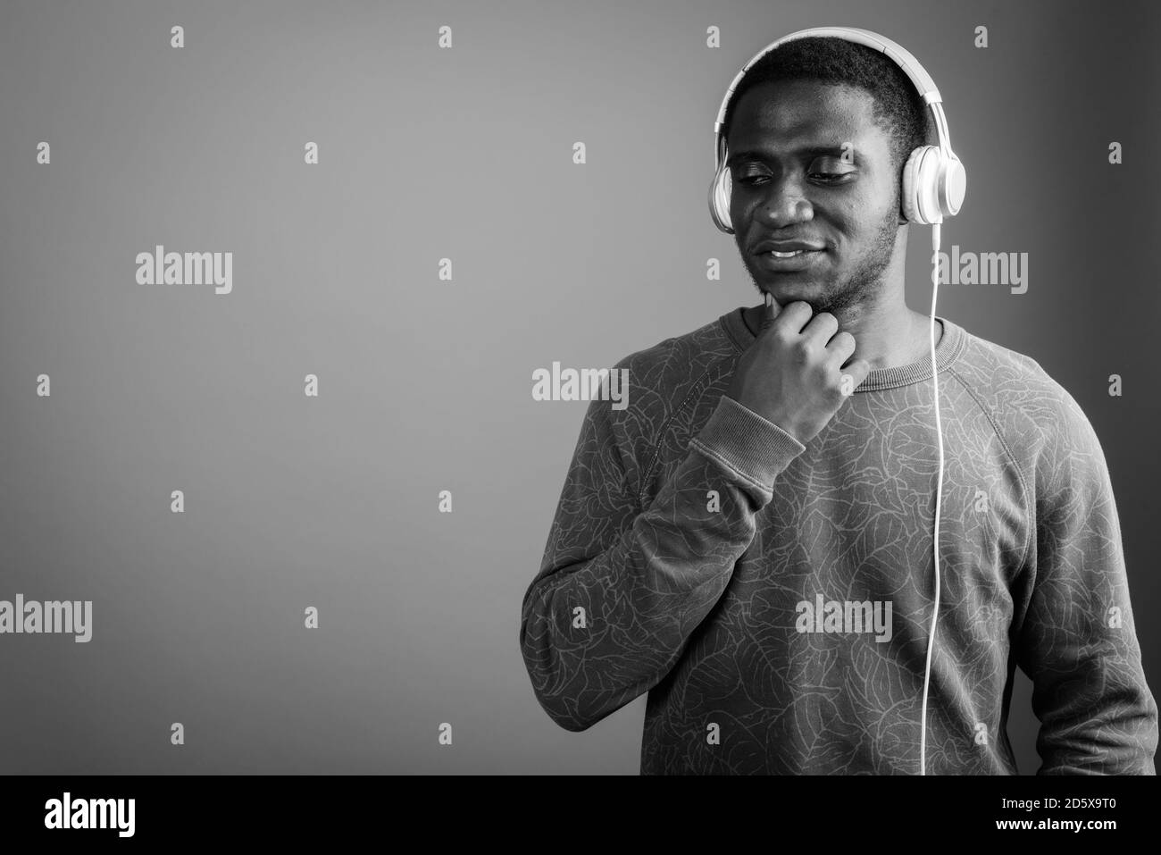 African male smiling listening hi-res stock photography and images - Alamy