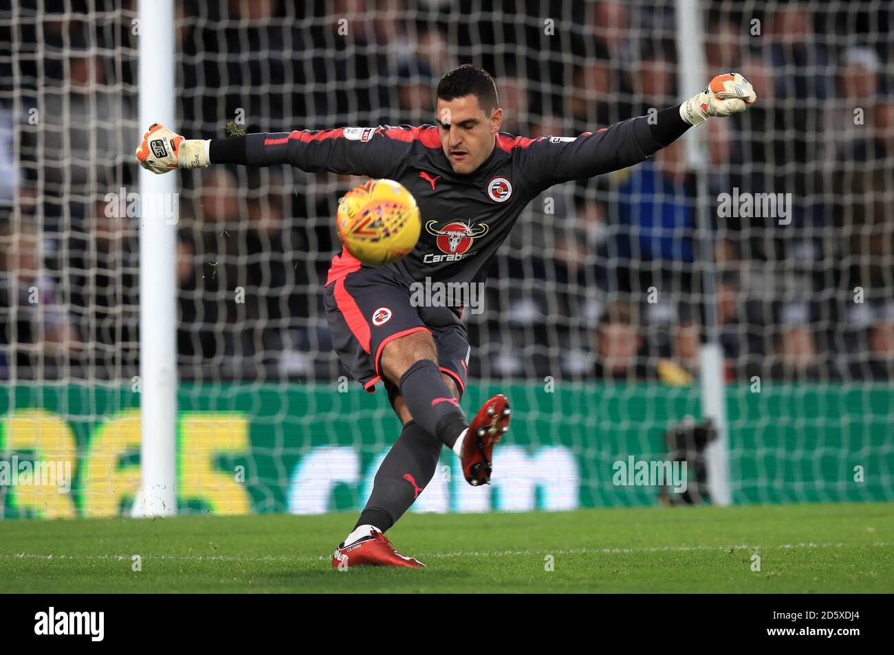 Reading goalkeeper Vito Mannone Stock Photo - Alamy
