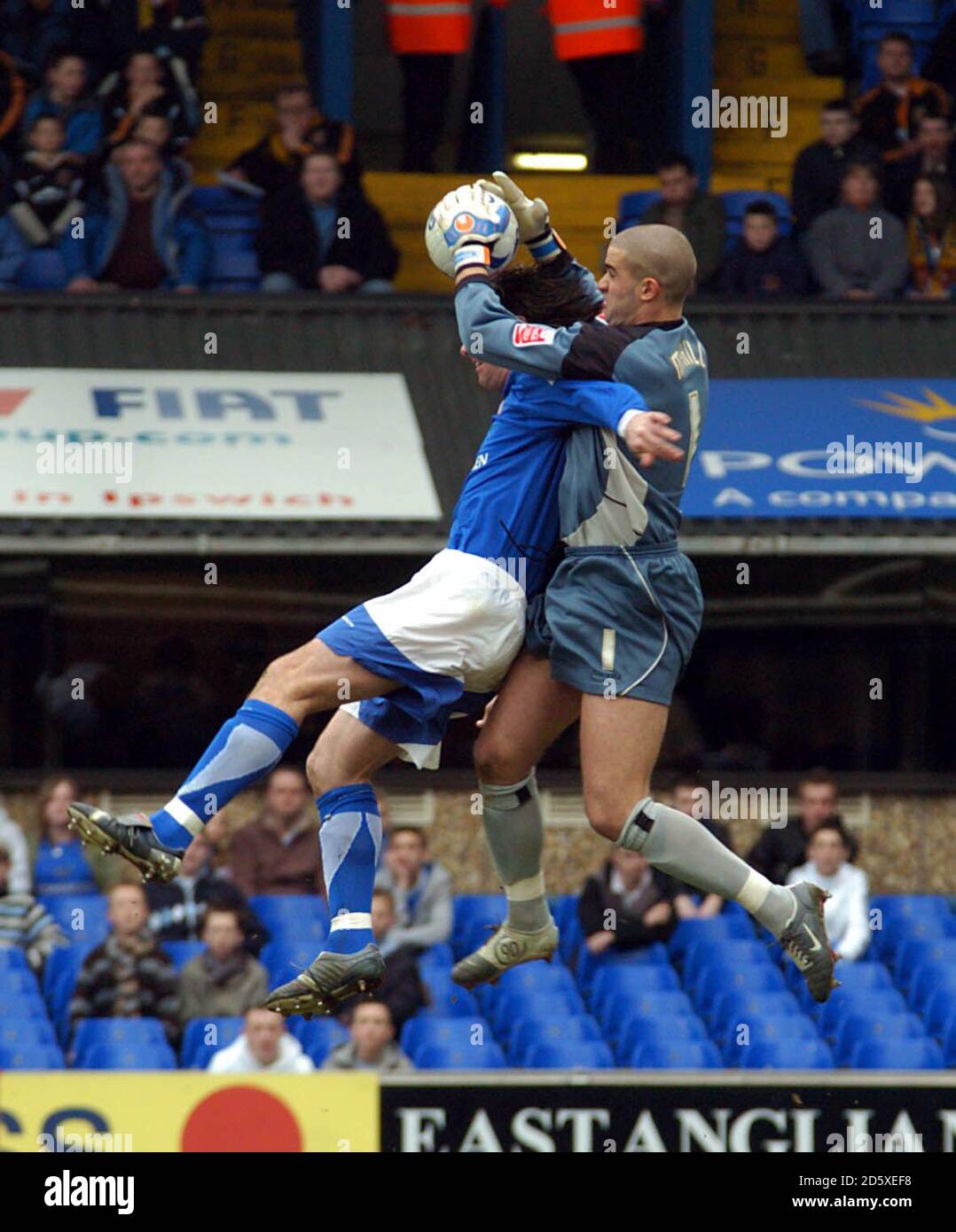 Ipswich Town's Alan Lee and Hull City's goalkeeper Boaz Myhill in ...