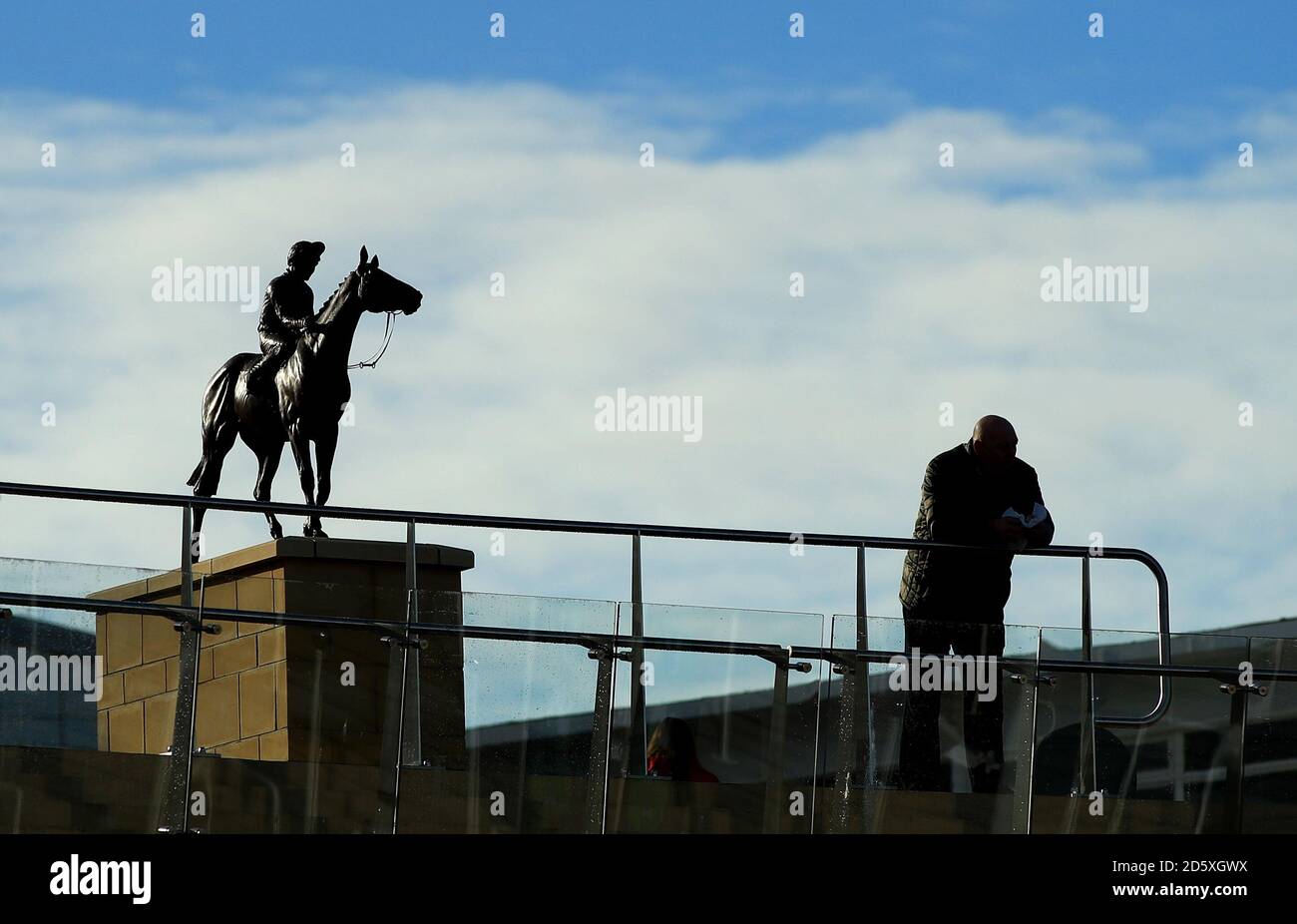 Dawn run statue at cheltenham racecourse hi-res stock photography and ...