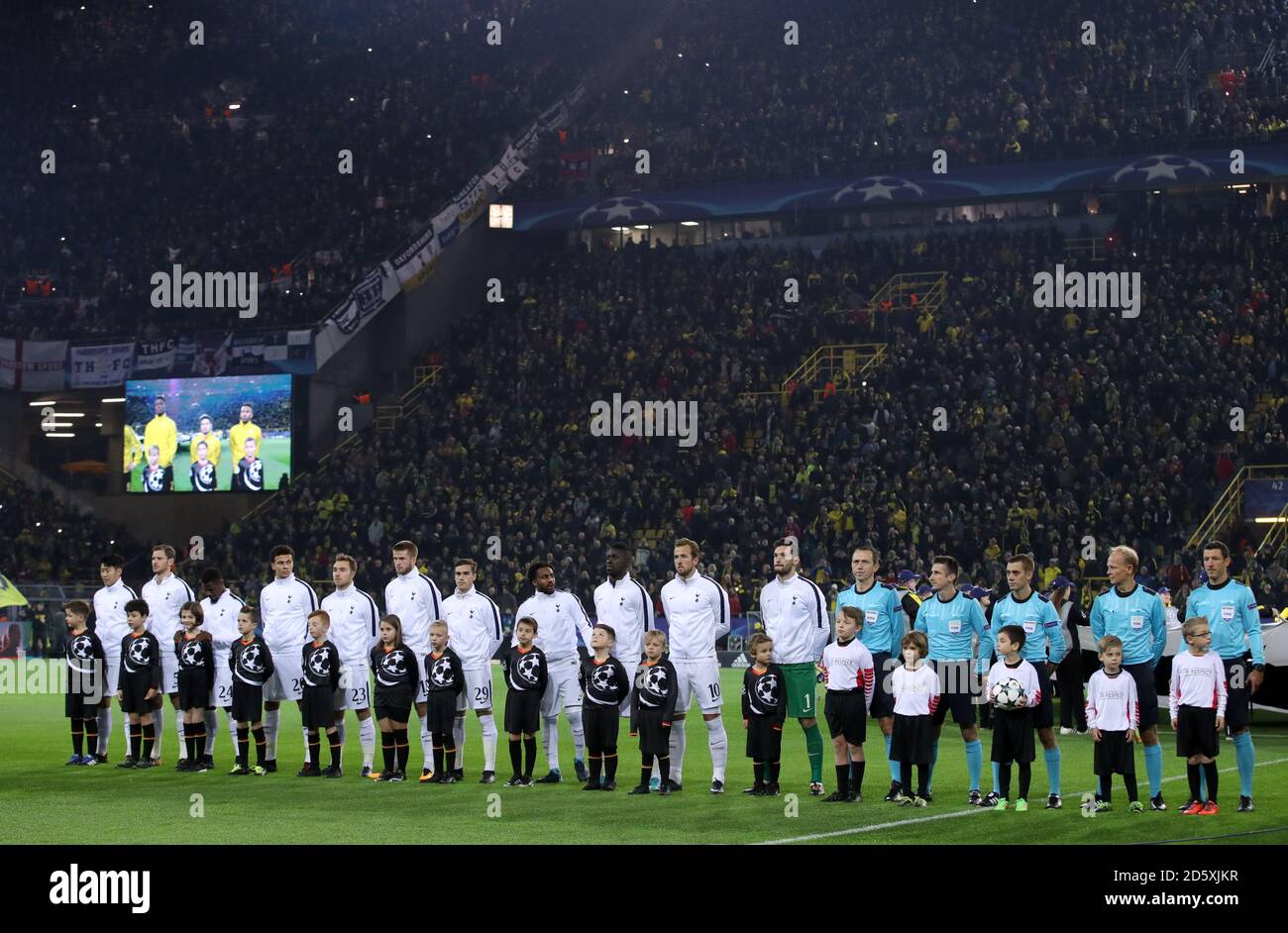Tottenham Hotspur players line up before the game Stock Photo - Alamy