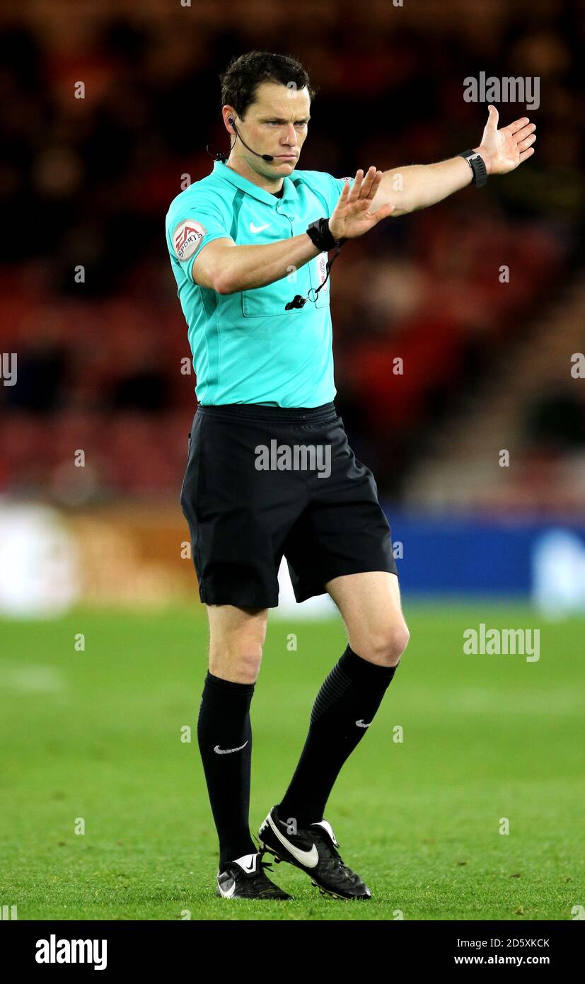 Match referee Darren England Stock Photo - Alamy