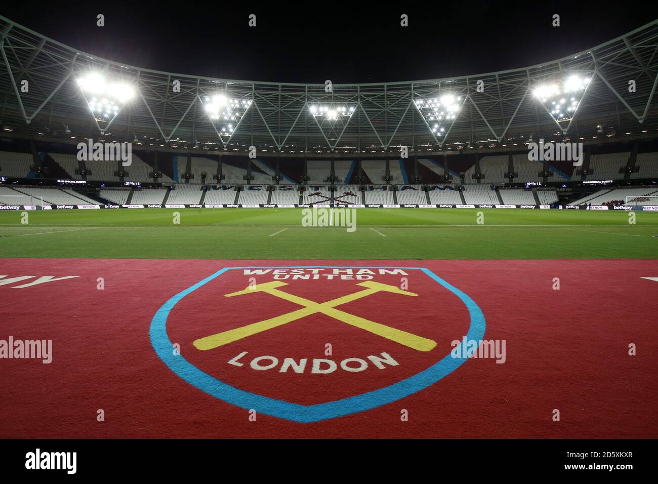 A general view of the pitch at London Stadium Stock Photo - Alamy