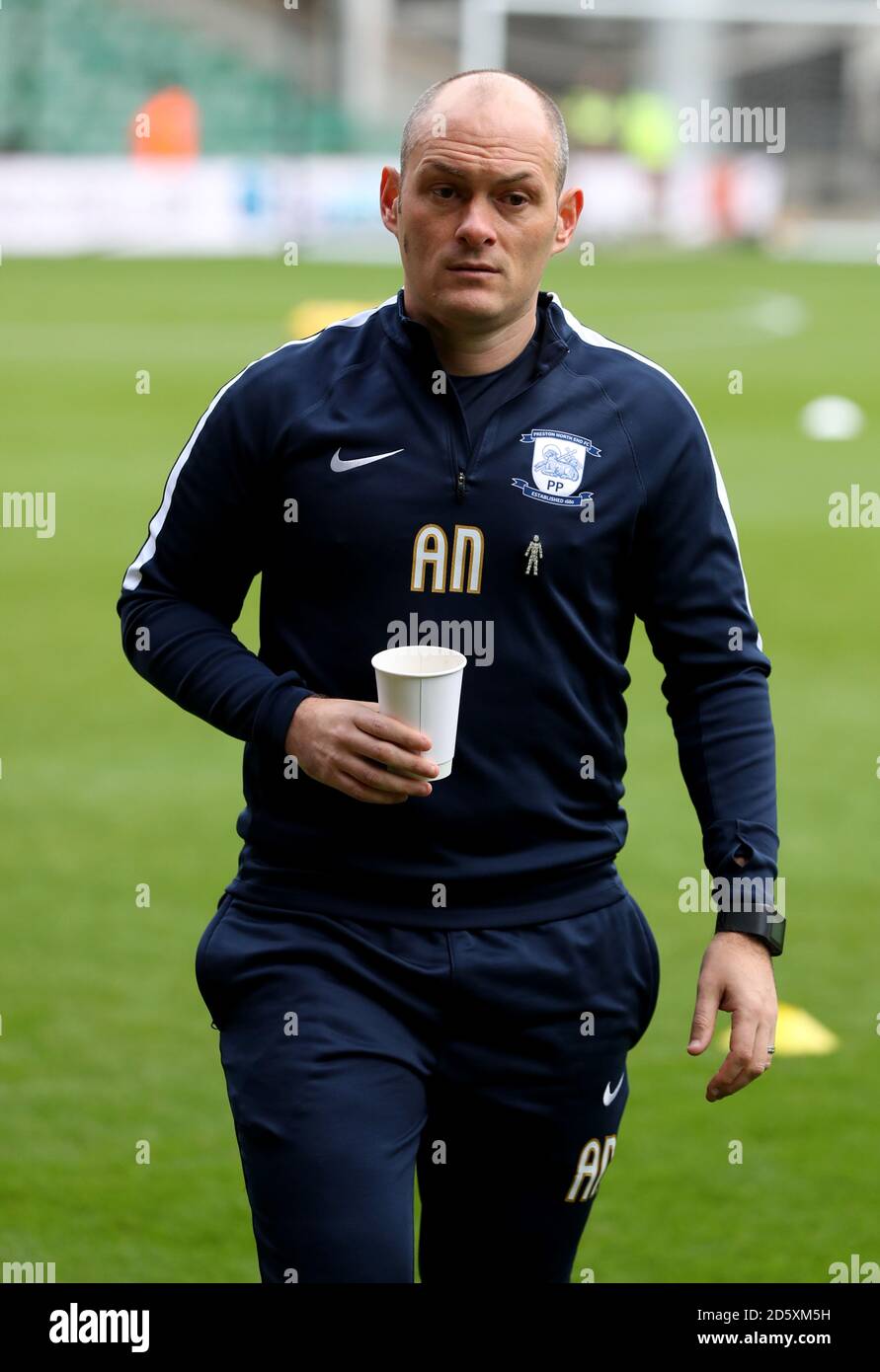 Walks onto pitch before the game hi-res stock photography and images ...