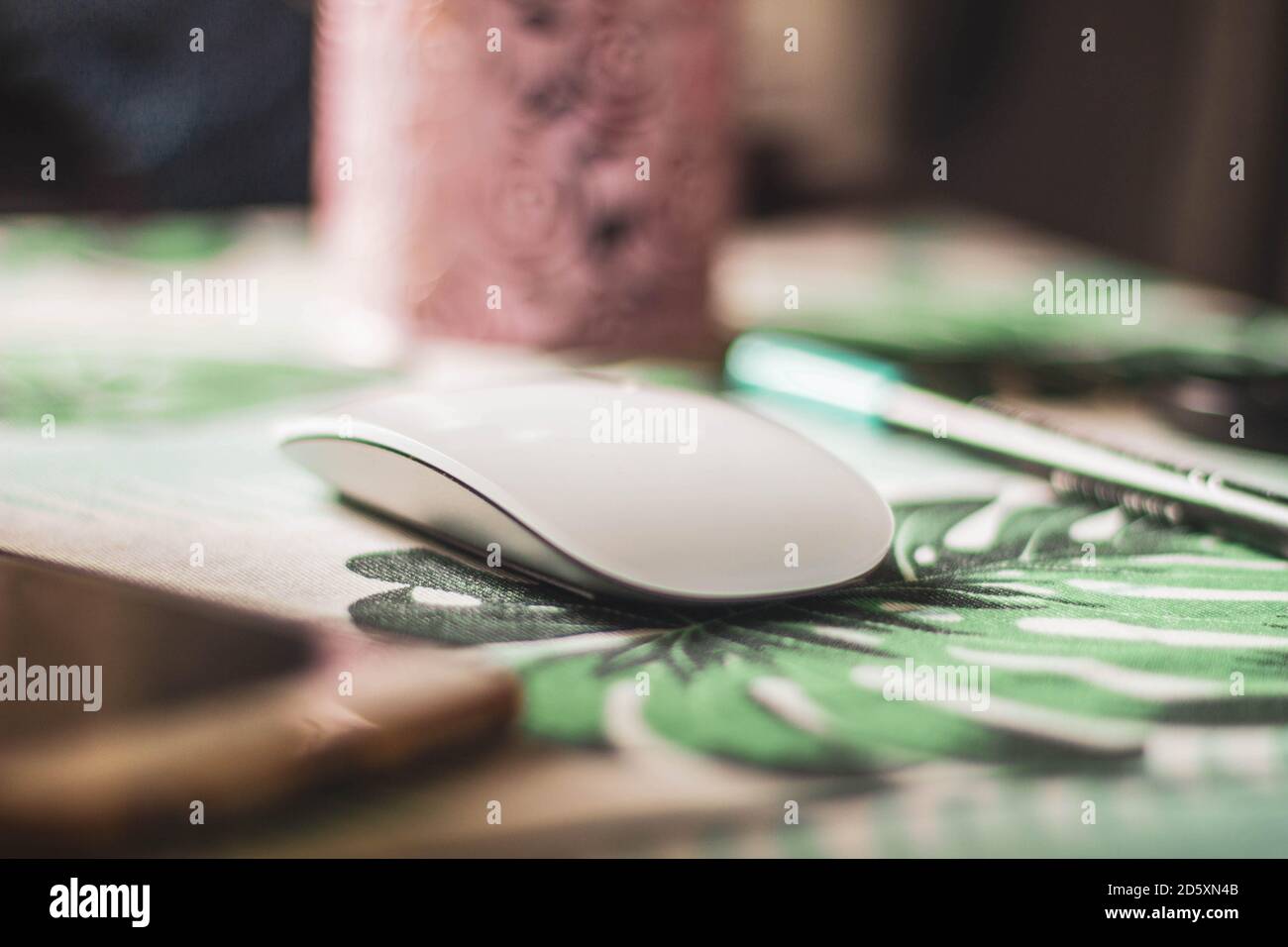 white computer mouse on patterned table Stock Photo - Alamy
