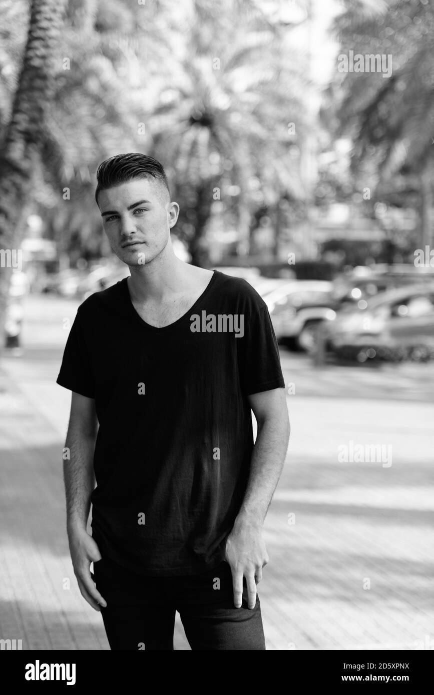 Man standing car on Black and White Stock Photos & Images - Alamy