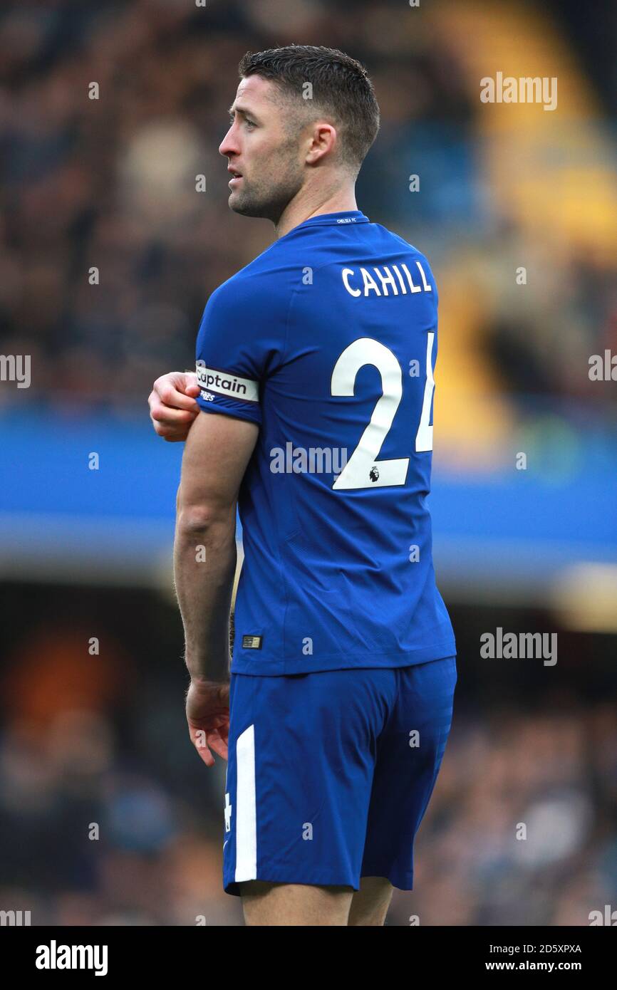 Chelsea's Gary Cahill pulls on his captains armband Stock Photo - Alamy