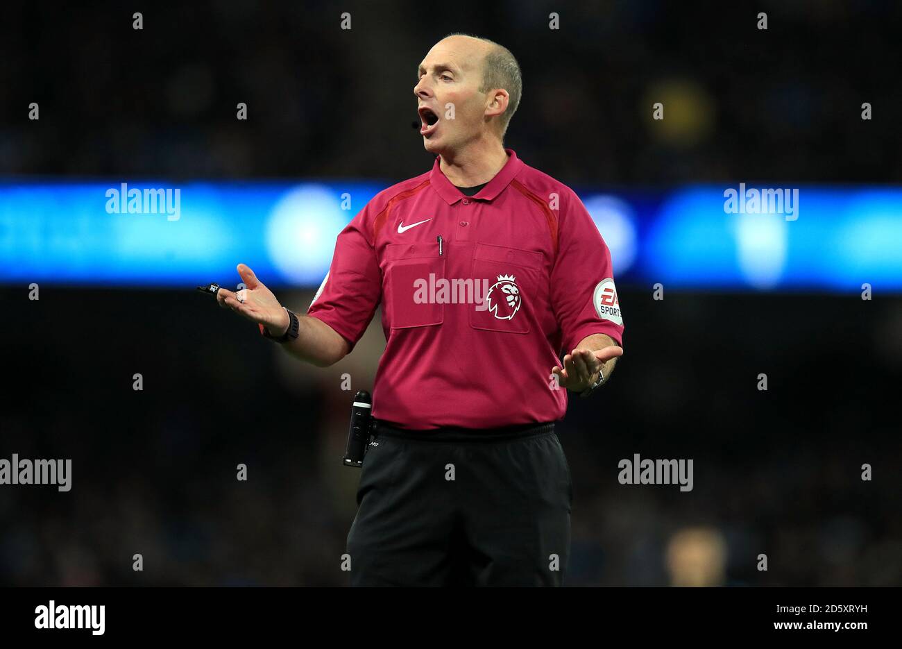Mike dean match referee hi-res stock photography and images - Alamy