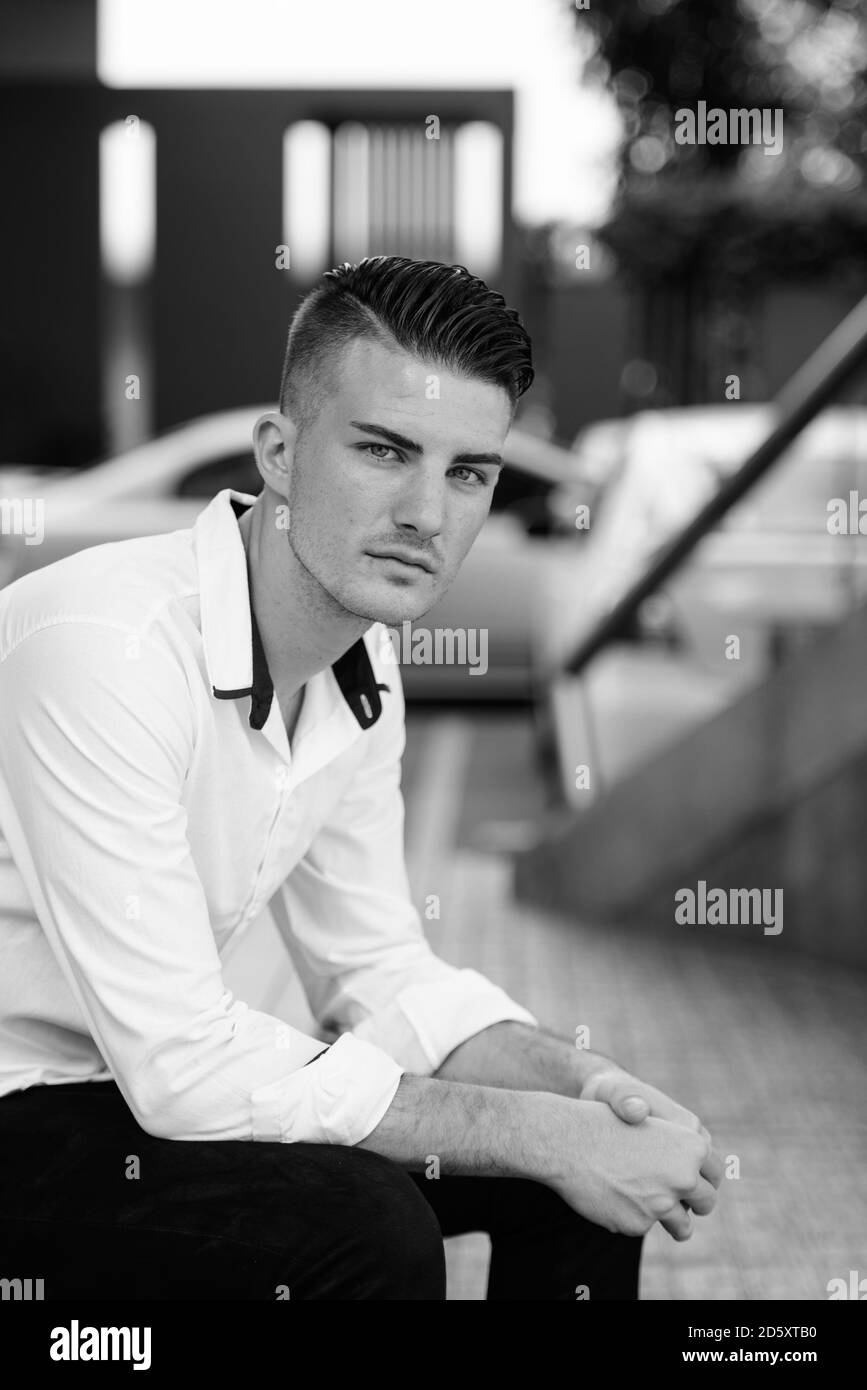 White modern home outside hi-res stock photography and images - Alamy