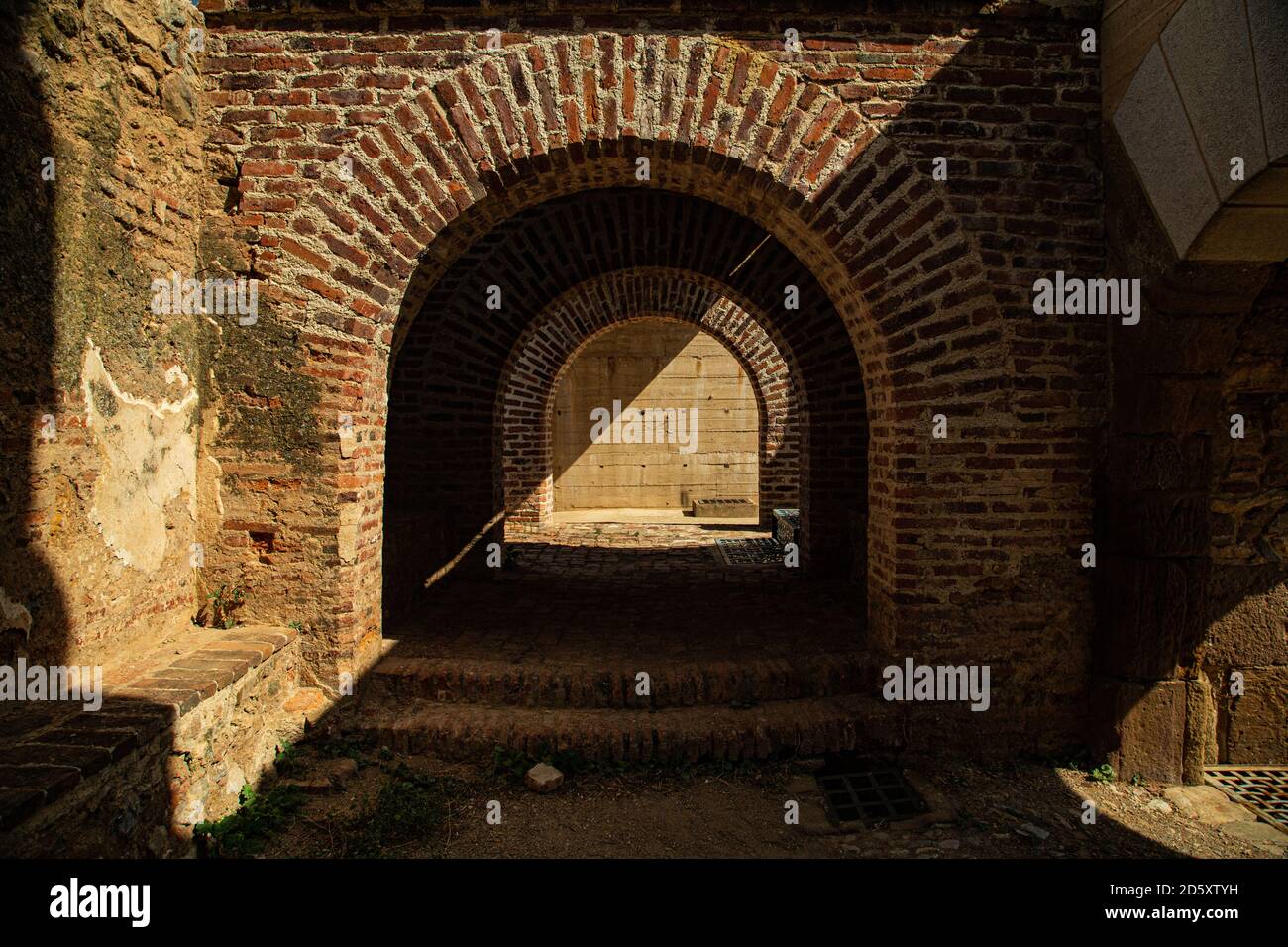 Detail of a red brick Roman arch with a play of light and shadow Stock ...