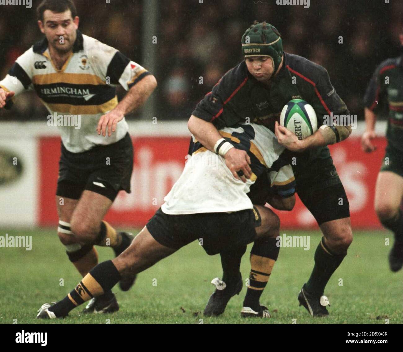 Worcester's Andrew higgins tackles London Irish's Simon Halford Stock ...