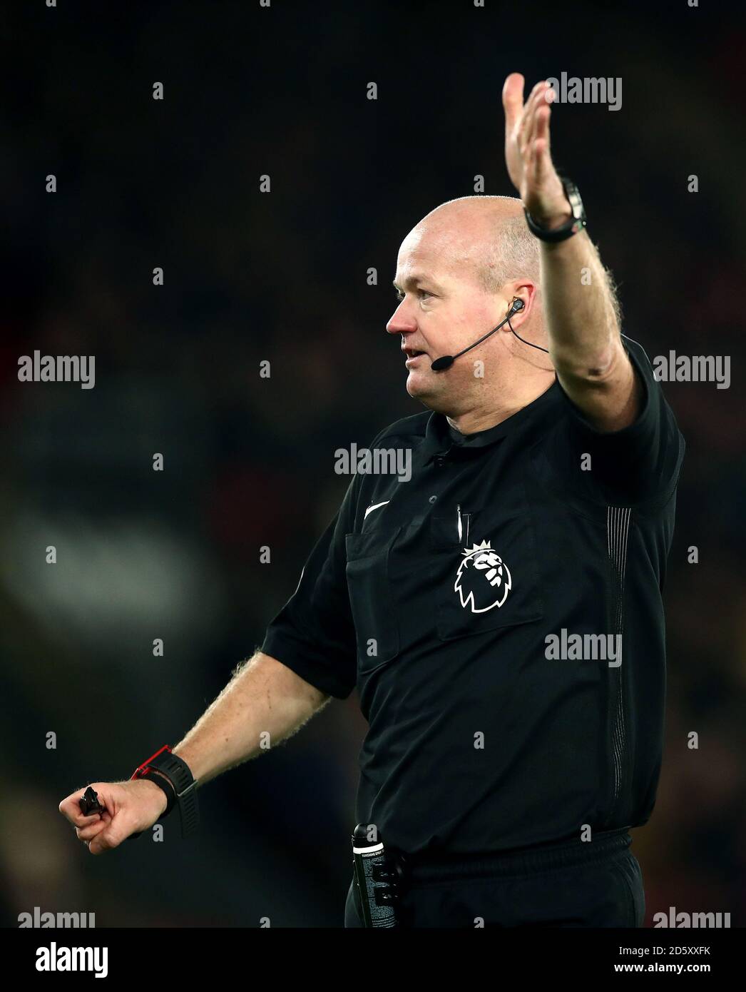 Match referee Lee Mason Stock Photo - Alamy