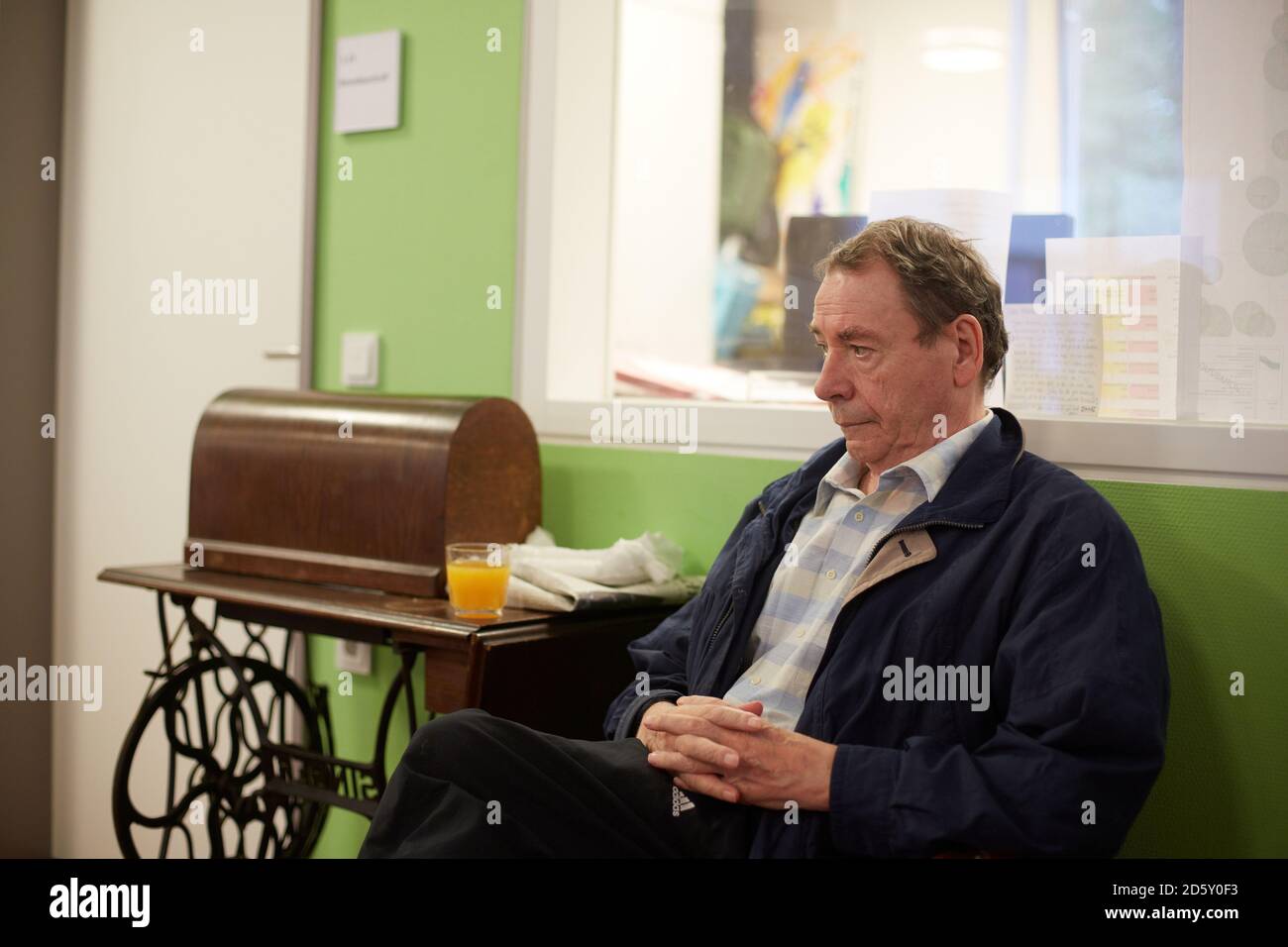 Senior man age 65 hi-res stock photography and images - Alamy
