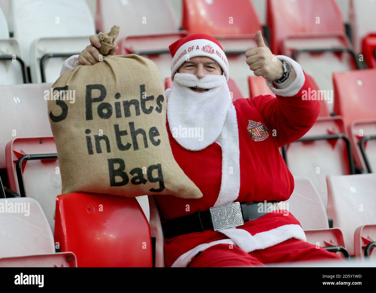 Sunderland fan dressed as santa Stock Photo - Alamy