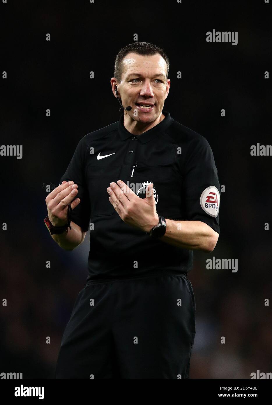 Match referee kevin friend hi-res stock photography and images - Alamy