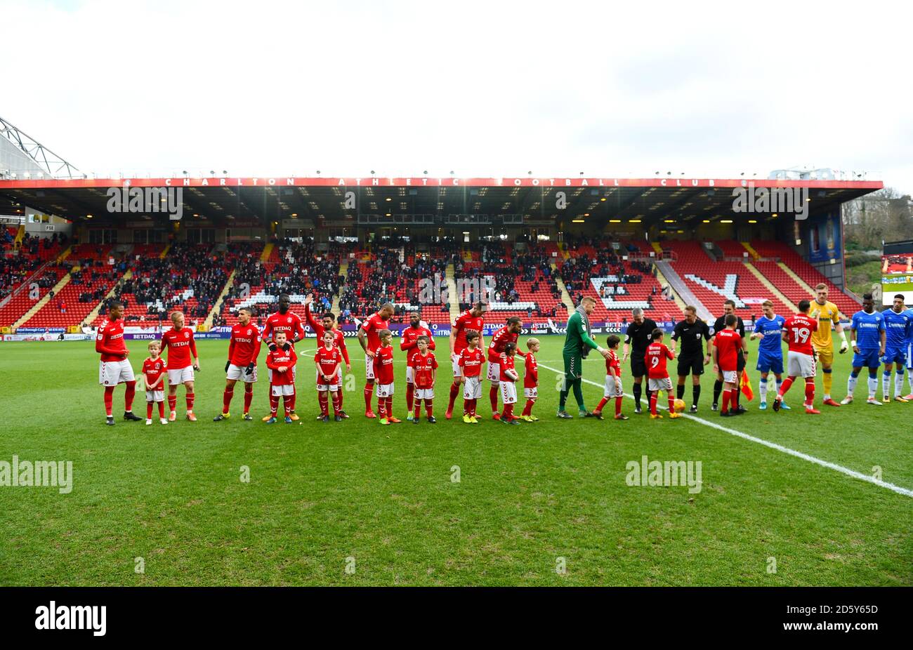 Charlton athletic players line up hi-res stock photography and images ...