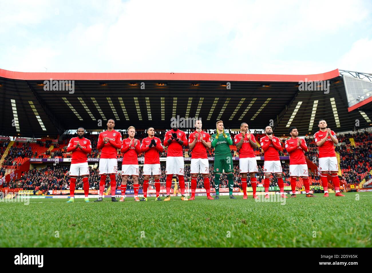Charlton athletic players line up hi-res stock photography and images ...