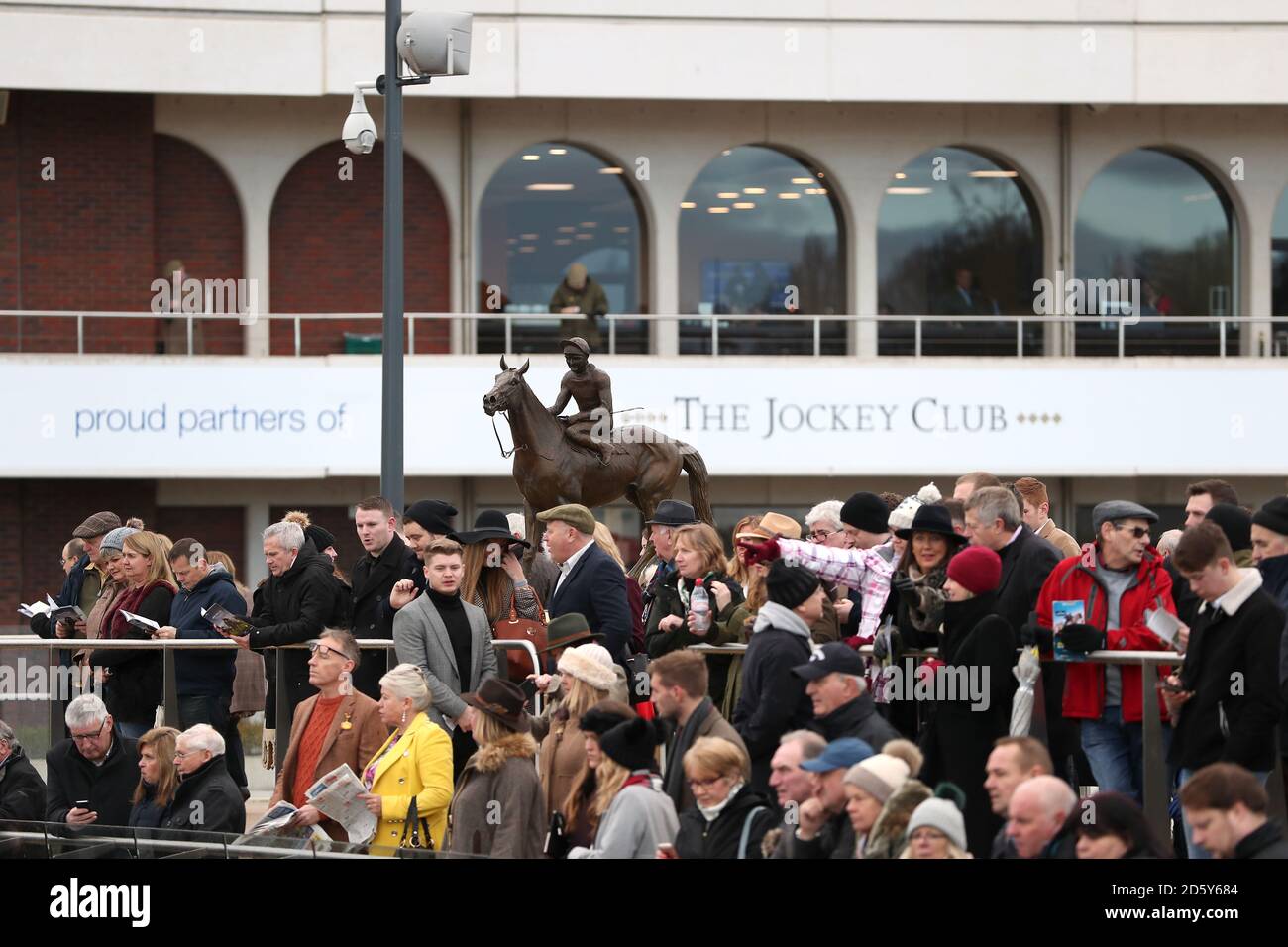 Dawn run statue at cheltenham racecourse hi-res stock photography and ...