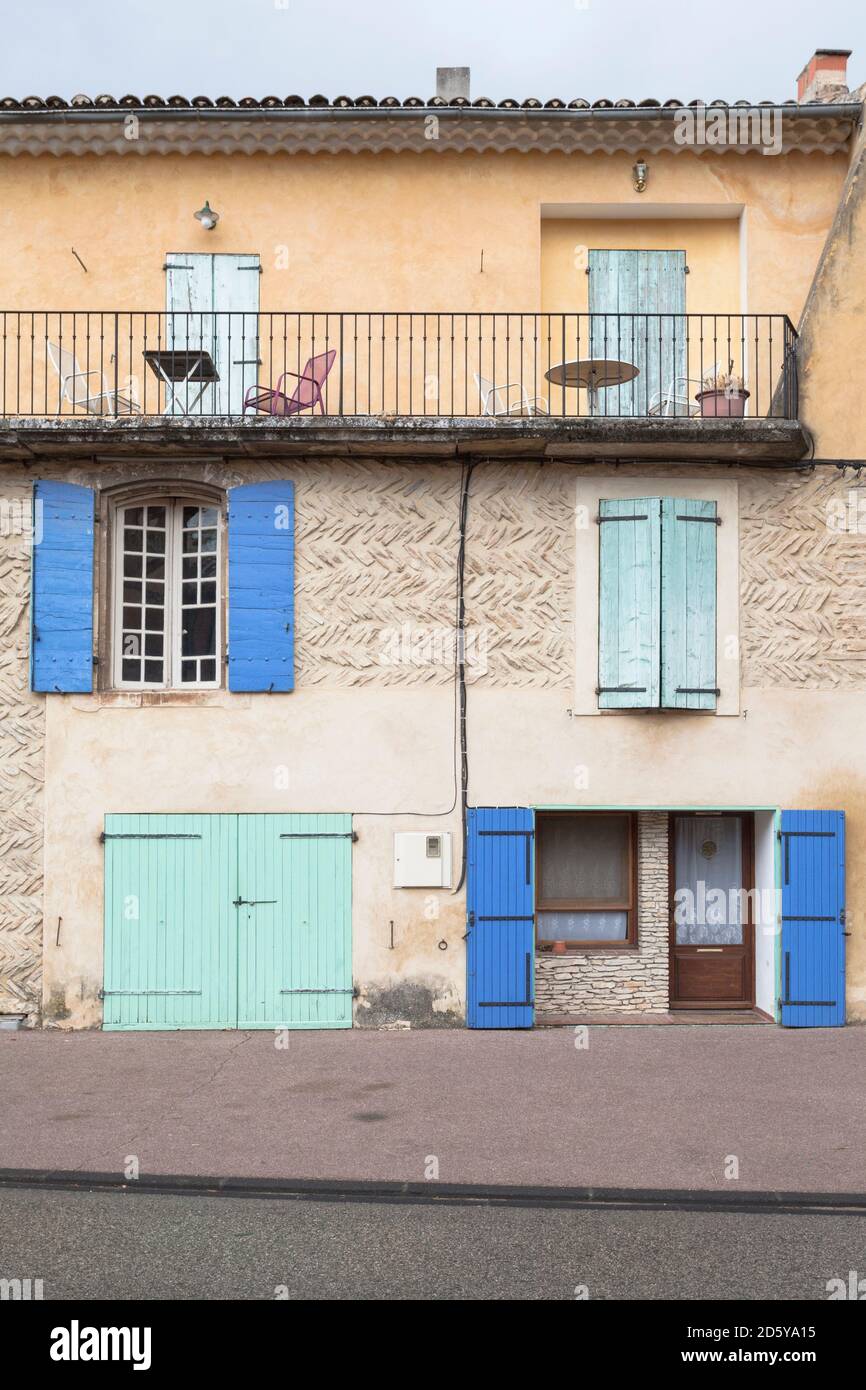 Old terrace house hi-res stock photography and images - Alamy
